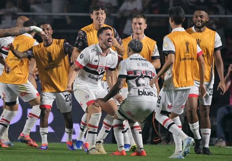 Jugador Se Desploma En Pleno Partido De Copa Libertadores Y Desata