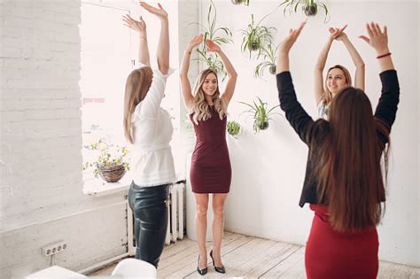 사무실에서 운동을 하 고 있는 팀 여성 직장에서 여성을 운동 직원과 관리자를 위한 피트 니스 및 체조의 장점 사무실에 대한 스톡