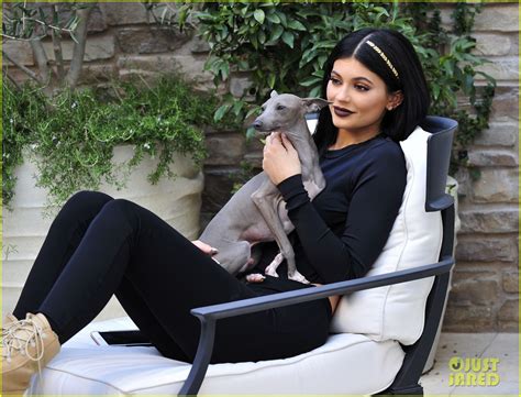 Kendall Jenner Walks Hand In Hand With Kylie For Nyc Arrival Photo