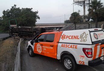 Camión de basura vuelca en la avenida Constitución en NL Grupo Milenio