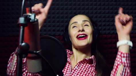 До слез Трогательное поздравление для мамы на День рождение Youtube