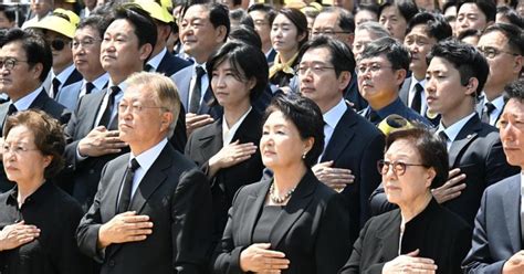 국기에 경례하는 권양숙 문재인 김정숙 김경수