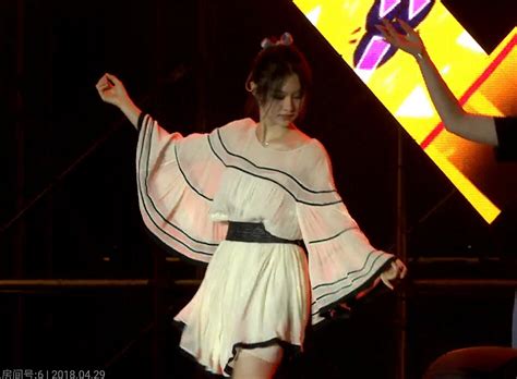斗鱼一姐阿冷演唱会现场被粉丝下跪求婚 网友猜是榜一土豪