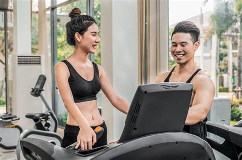 스포티 한 러너 피트 니스 헬스 클럽에 디딜 방 아에서 실행입니다 2명에 대한 스톡 사진 및 기타 이미지 2명 강사 건강관리와 의술 Istock