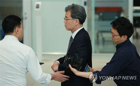 공항청사 나서는 김현종 국가안보실 2차장 연합뉴스