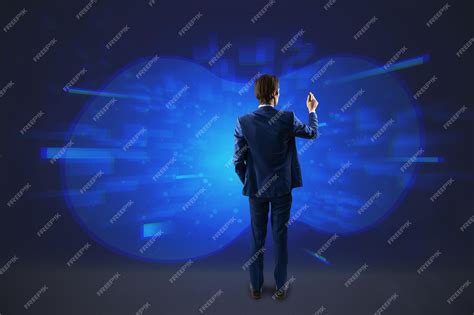 추상 파란색 메타버스 홀로그램 디지털 변환 기술과 미래 개념을 사용하는 매력적인 젊은 유럽 사업가의 뒷모습 프리미엄 사진