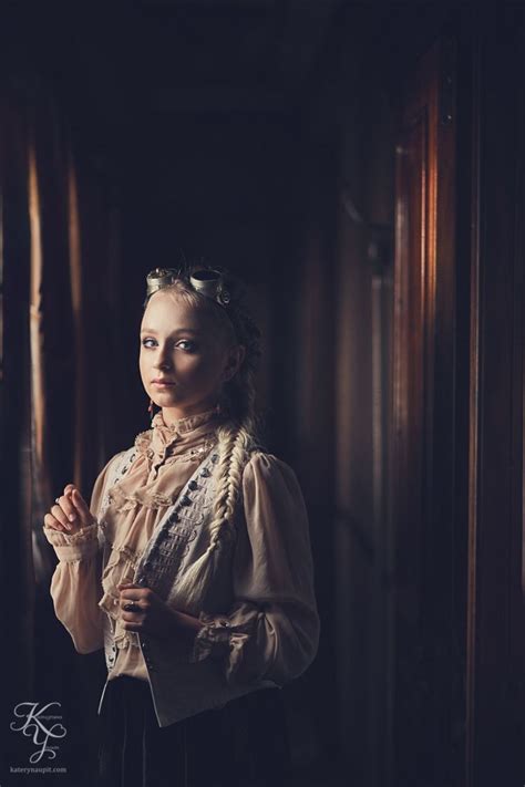 Девушка в образе стим панк в поезде Women Womens Top Ruffled