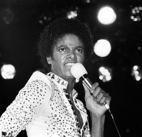 عکس مایکل جکسون در حال اجرای کنسرت در ۲۱ سالگی؛ سال ۱۳۵۸