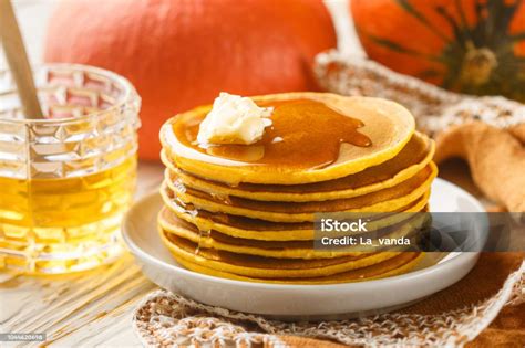 흰색 접시에 버터와 꿀 신선한 수 제 호박 팬케이크 미식가 위한 맛 있는 전통적인 건강 한 아침 식사 꿀에 대한 스톡 사진 및 기타 이미지 Istock
