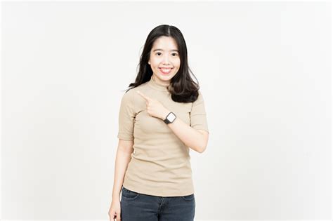 흰색 배경에 고립 된 아름다운 아시아 여성의 제품 및 가리키는 면을 보여주는 20 29세에 대한 스톡 사진 및 기타 이미지