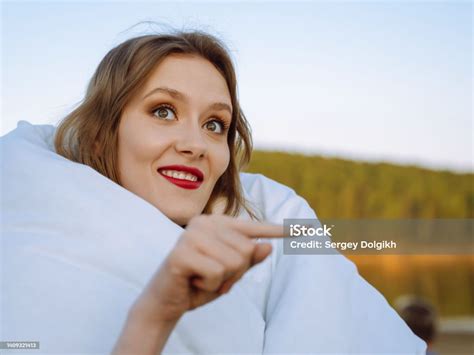 파스텔 블루 자연 배경에 복사 공간 영역에 랩 커버 담요 이불 포인트 손가락 따로 젊은 여성 좋은 기분 밤 취침 시간 개념 20 24세에 대한 스톡 사진 및 기타 이미지