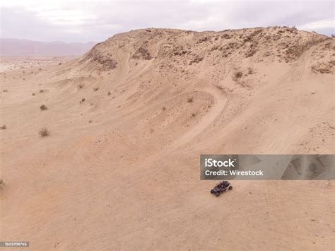 산을 배경으로 사막 지형을 따라 운전하는 오프로드 차량 0명에 대한 스톡 사진 및 기타 이미지 0명 4x4 자동차 건조 기후 Istock
