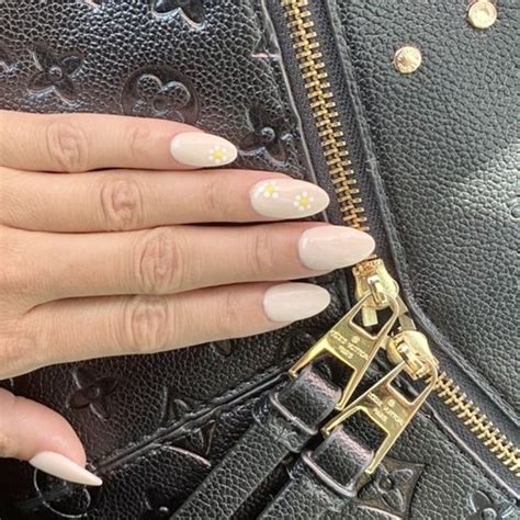 Daisy Nude Nails