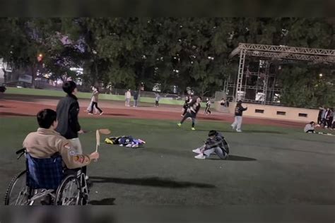 高手在民间男生坐轮椅上在操场和同学打羽毛球每个都稳稳的接住 操场 坐轮椅 同学