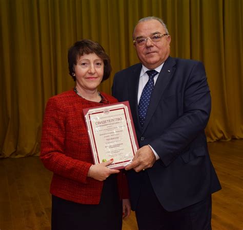 УНСС 28 преподаватели получиха свидетелства за академичните длъжности „професор“ и „доцент“