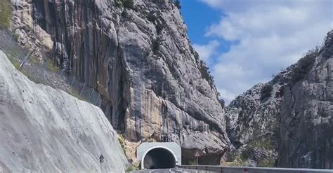 집 밖의 경치 고속도로 교통이 없는 도로 구름 낮 다채로운 바위 도로 도로 여행 독주 여행 독주자 로드 트립 맑은 하늘 모험 모험 여행 모험적인