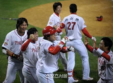 12번째 우승 눈앞···그런데 광주 샴페인은 한 번뿐 37년 만에 홈 축포 응시하는 Kia Ks