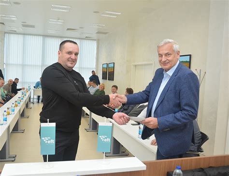 Srna УРУЧЕНА НАГРАДА НАЈБОЉЕМ РАДНИКУ ОД ИДУЋЕ ГОДИНЕ ПЛАТА ВЕЋА ЗА 10 ОДСТО