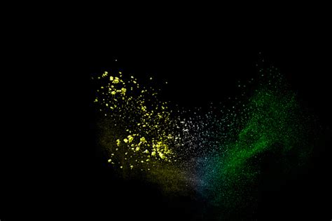 색상 Holi 분말 인도 축제에서 산 산 조각 색상 분말 폭발입니다 인도의 국기 검은 배경에 고립 된 화려한 분말 시작 했다 0