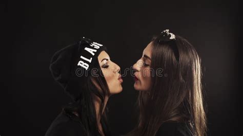 Duas Meninas Lésbicas Sexy Inclinam Entre Si O Beijo De Arrelia Filme