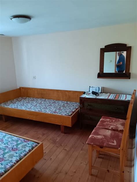 Двуетажна къща с Извор Двуетажна къща 120 кв м РЗП 410 кв м двор Къщи Вили Извор Дву