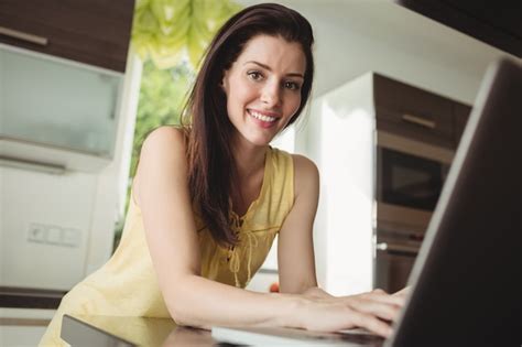 Hermosa Mujer Usando Laptop Foto Premium