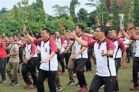 Perkuat Persaudaraan 1000 Anggota Tni Dan Polri Olahraga Bersama Di