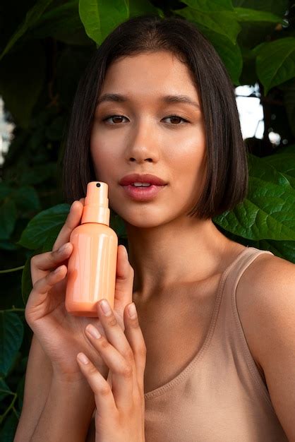 Premium Photo Woman With Zero Waste Beauty Products