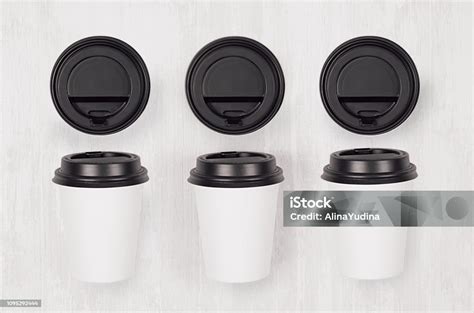커피 이랑흰색 나무 보드 상위 뷰 3 흰 종이 컵과 빈 블랙 캡의 설정 브랜드 정체성 광고 디자인에 대 한 현대 우아한 개념 0