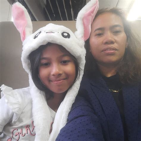 නව කතා පිනින්ද්‍යා 🌸 පාර පුරා ලෙල දෙන සුදු කොඩිවැල් දිහාවෙම ඇස්