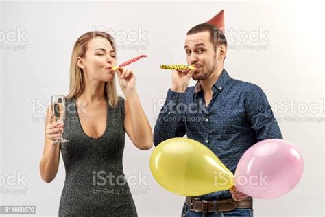 한 꽤 젊은 부부 남자와 여자는 행복 한 감정을 휴가 생일 새 해 축 하를 축 하 했다 축제 도구 그리고 쾌활 한 분위기입니다