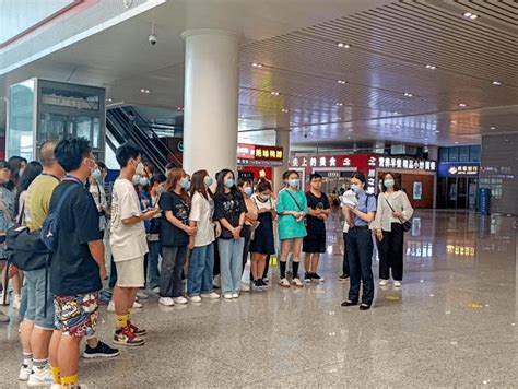 2021贵阳站、贵阳北站铁路暑运志愿者上岗服务啦旅客