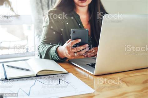 사무실에 홀로 앉아 기술을 사용하는 인식 할 수없는 사업가의 자른 샷 20 24세에 대한 스톡 사진 및 기타 이미지 20