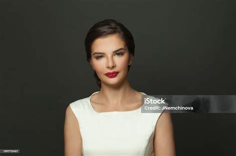 Wajah Wanita Model Yang Menarik Dengan Riasan Dan Gaya Rambut Elegan