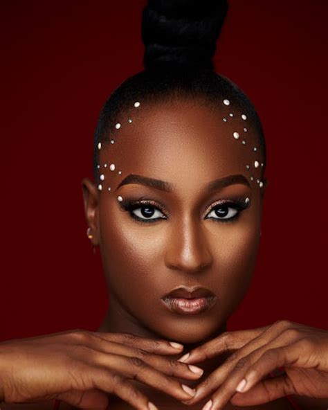 곱슬머리 메이크업 모델 밝은 빨간색 립스틱 수직 쐈어 아름다운 여성 초상화에 관한 무료 스톡 사진