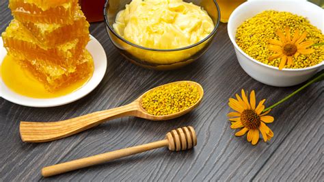 나무 배경에 숟가락으로 다양한 품종 꽃가루와 벌집 신선한 꽃 꿀 유기농 비타민 건강 식품 0명에 대한 스톡 사진 및 기타 이미지 Istock