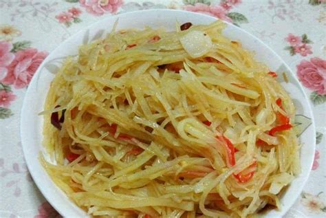 炒土豆丝不要直接下锅，多加“一步”土豆丝又脆又亮特别好吃东方养生频道东方养生