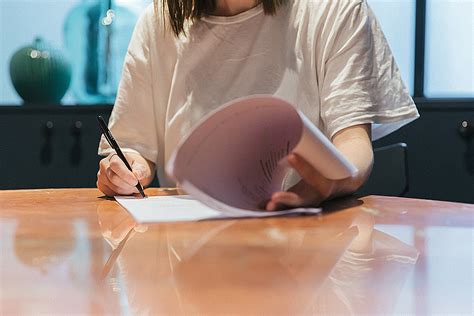 Todo Lo Que Debes Saber Antes De Firmar Tu Primer Contrato