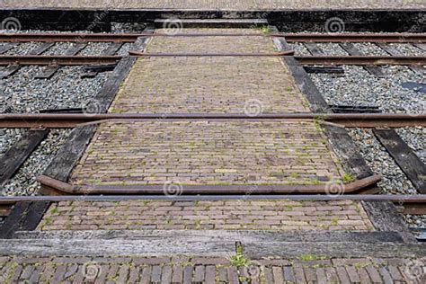 Paso Por Los Rieles Foto De Archivo Imagen De Sendero 327297766