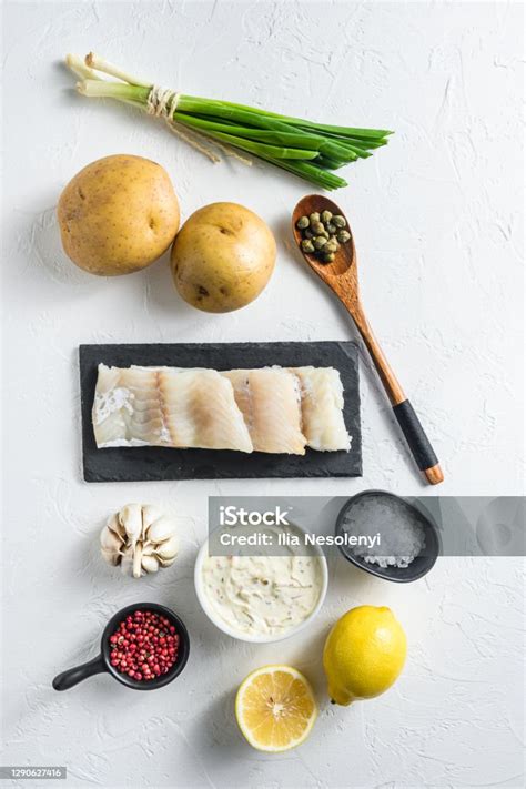 전통적인 피시 앤 칩스 재료 조리법 돌 슬레이트 반죽에 원시 대구 필레 감자 타르타르 소스 민트 Mushy 완두콩 레몬 샬롯 민트 마늘 소금 흰 돌 배경 플랫 평지 상단