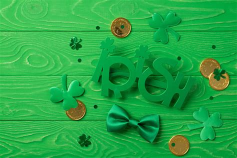 성 패트릭의 날 장식 의 최고 보기 사진 Shamrocks 클로버 모양의 색종이 재미있는 의상 아일랜드 파티 안경 녹색 나비