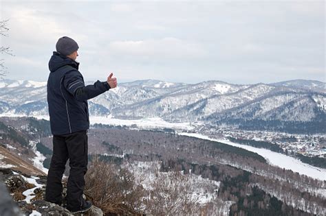 손을 올린 산 꼭대기에 서 있는 행복 한 관광 성공의 개념입니다 행복 등산객은 삶의 목표 성공 자유와 행복 엄지 손가락에 도달