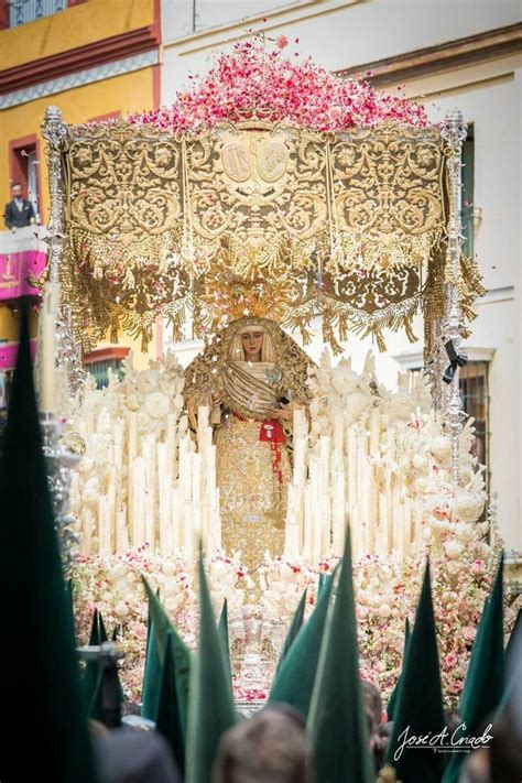fotografía que capta el instante de una levantá del palio de la