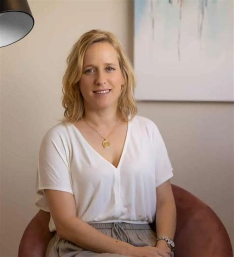 עמוד הבית מיכל שוורץ מיכל שוורץ פסיכולוגית ויועצת זוגית