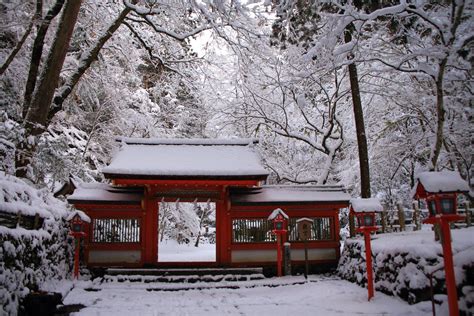 貴船神社の溢れる雪の花につつまれる朱色の門と燈籠 Japanese Landscape Japan Landscape