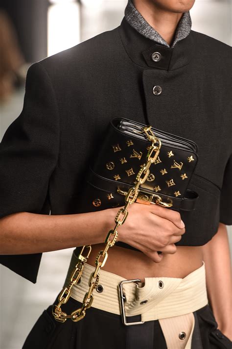 Louis Vuitton 在 2021 春夏系列推出 10 款新手袋，經典老花 Monogram 也有新面貌！