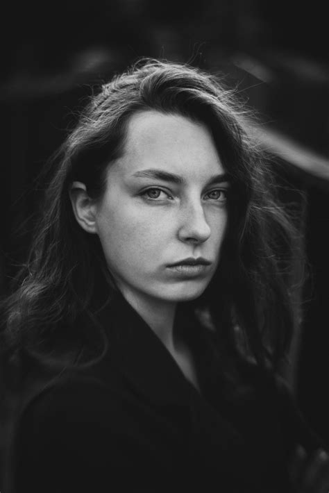 Uma Foto Em Preto E Branco De Uma Mulher Foto Imagem Grátis Sobre