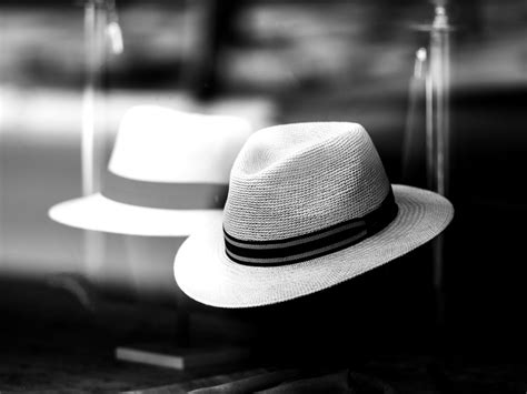 테이블 위에 앉아 있는 흰 모자 사진 Unsplash의 무료 모자 이미지