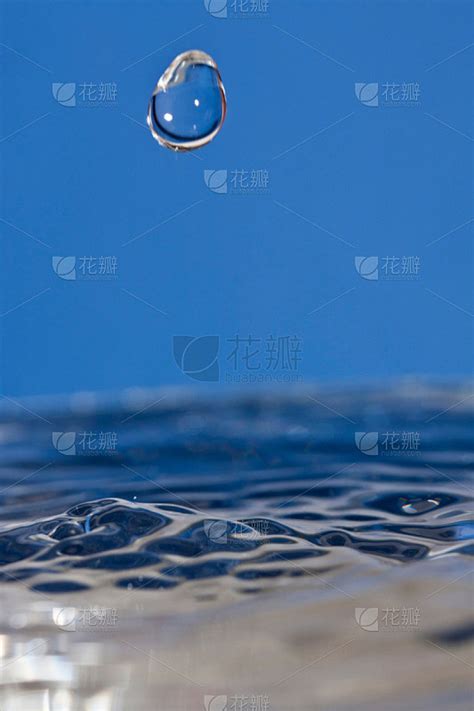 水滴 飞溅的水滴 垂直画幅 水 圆形 蓝色 液体 2015年 水面 大特写