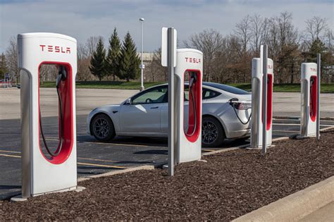 테슬라 Ev 전기 자동차 충전 Tesla 제품에는 전기 자동차 배터리 에너지 저장 장치 및 태양 전지 패널이 포함됩니다 0에